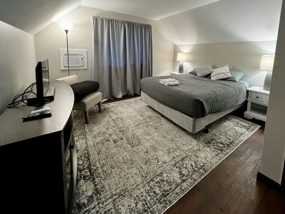 Comfy Chalet Near Town, Lake, Skiing And Hiking - Vermont