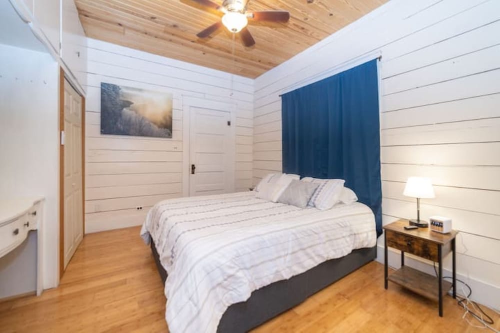 Bright And Cozy 2 Bedroom Cottage W/ Amenities - Arkansas
