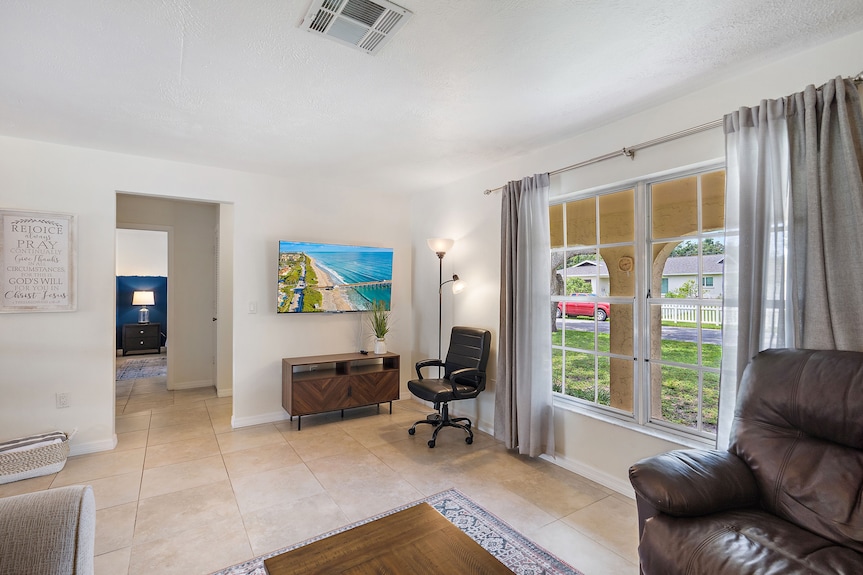 Dean Ave | Screened-in Porch, Patio + Yard Games! - Sarasota, FL