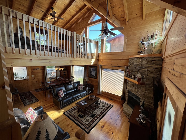 Beautiful Cabin To Rest & Relax, 1 Mi To Parkway, Hot Tub/fireplace/pool/jacuzzi - Pigeon Forge, TN