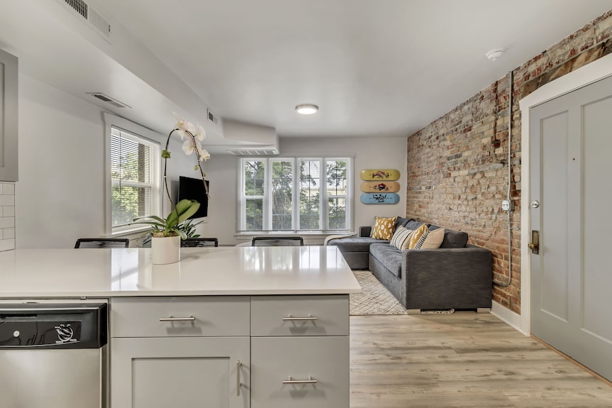 Upscale Uptown Adventurers 1br/1ba Sleeps 4 W/ View - Tracy Aviary & Botanical Gardens