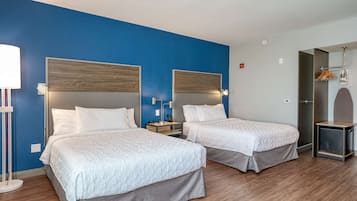 Quarto, 2 camas Queen, acessível, banheira | Escrivaninha, Wi-Fi de cortesia, roupa de cama