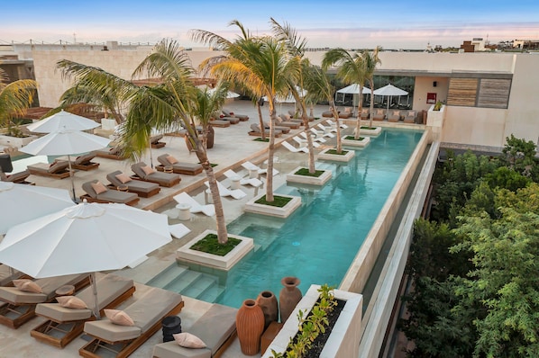 2 piscinas exteriores, toldos gratuitos, guarda-sóis