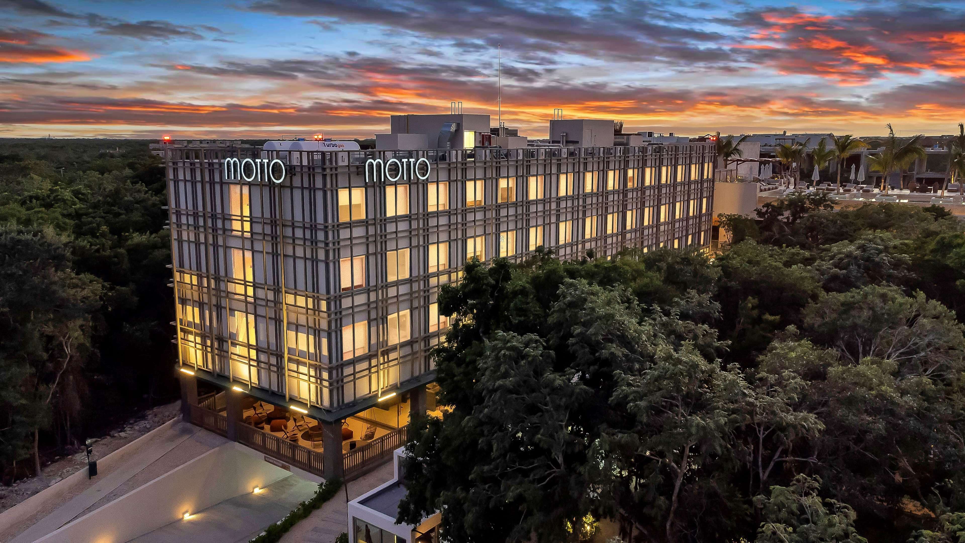 Fachada da propriedade à noite