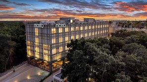 Fachada do alojamento (tarde/noite)