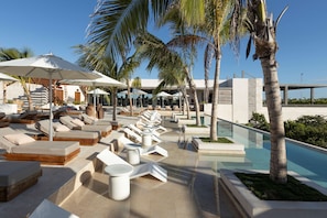 2 piscinas exteriores, toldos gratuitos, guarda-sóis