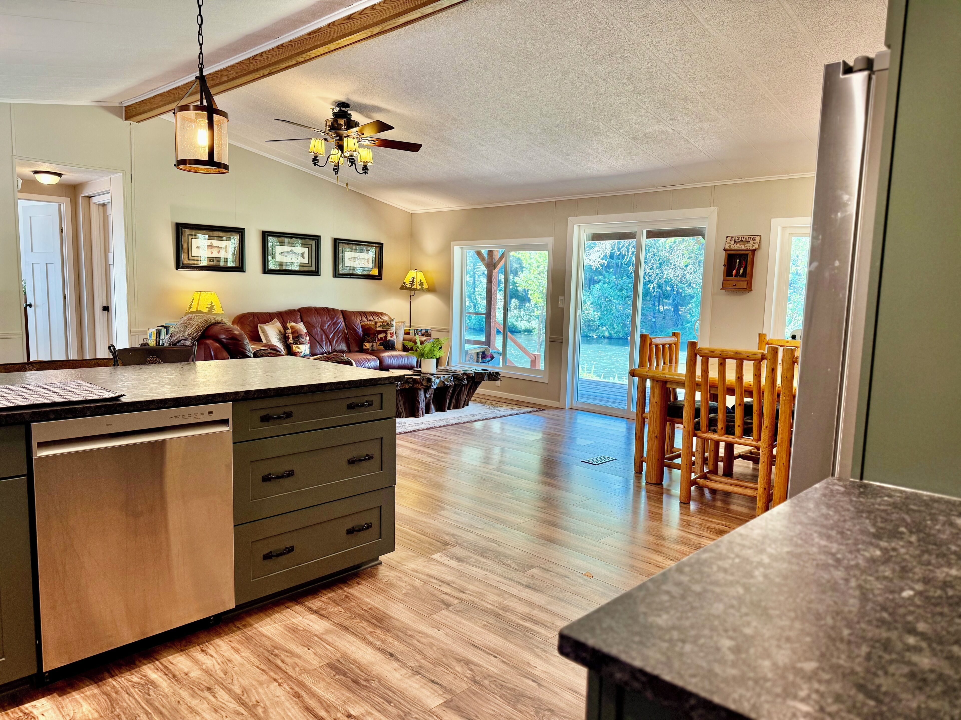 Upgraded Riverfront Property. 3bd/2ba. Spa Bath. Fishing - 俄勒岡