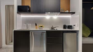 Um frigorífico, um micro-ondas, uma placa de cozinha