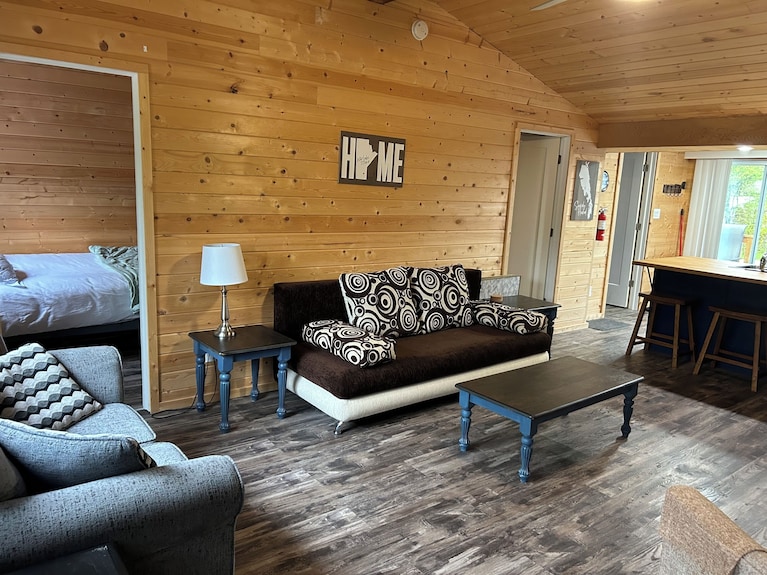 Sandy Hooked 2bed1bath Remodelled Pine Cottage - Gimli