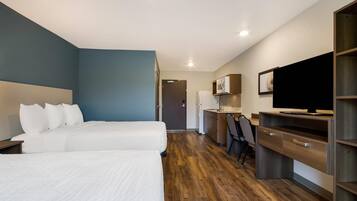 Quarto Standard, 2 camas queen-size, não fumadores | Secretária, Wi-fi grátis, roupa de cama fornecida