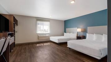 Quarto, 2 camas queen-size, acessível, não fumadores | Secretária, Wi-fi grátis, roupa de cama fornecida