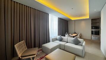 Three Bedroom Suite | Área de estar | TV LED 40 polegadas com canais via satélite, TV