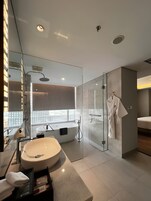Two Bedroom Suite | Casa de banho | Artigos de higiene pessoal grátis, um secador de cabelo, chinelos 