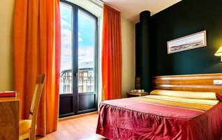 Cofres nos quartos, escrivaninha, Wi-Fi de cortesia, roupa de cama