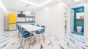 Quarto básico, 3 quartos (JHFullhouse(PoolVilla)) | 3 quartos, Wi-Fi de cortesia
