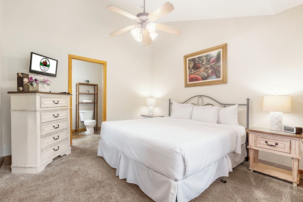Peaceful Walk-in Cabin With Whirlpool Tub, Gas Fireplace, And Screened-in Porch - Table Rock Lake