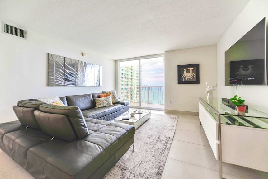 Breathtaking Water Views At Brickell Condo - Miami, FL