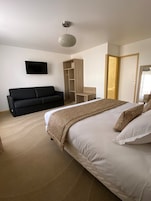Quarto triplo conforto | Ferros/tábuas de passar roupa, berço de viagem
