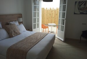 Quarto casal conforto | Ferros/tábuas de passar roupa, berço de viagem