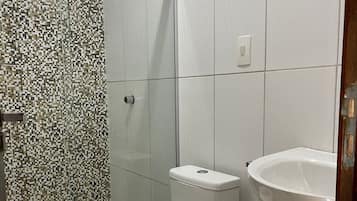 Um polibã, um chuveiro fixo, toalhas fornecidas, sabão