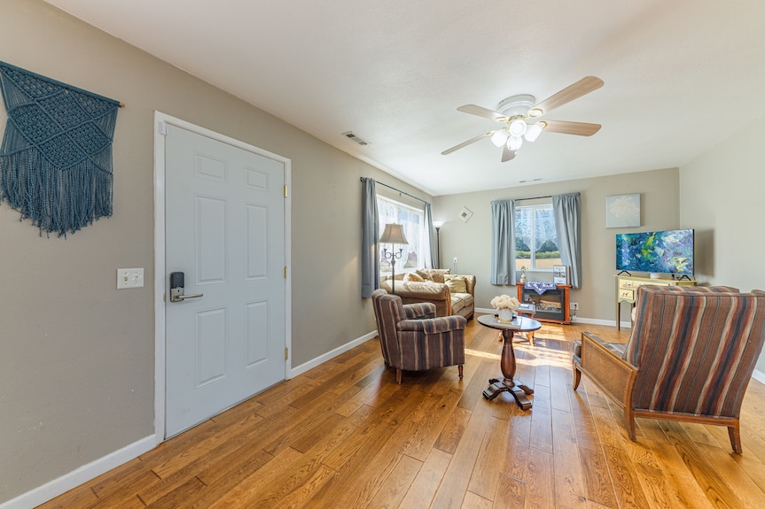 Charming Cottage Near Historic Jacksonville. Wi-fi, Fenced Pet Area. - Oregon