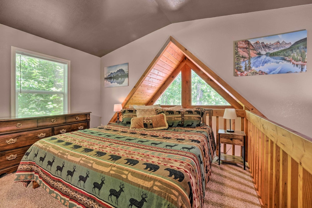 Cozy Whittier Cabin + Yard & Hot Tub, Pets Welcome - Cherokee, NC