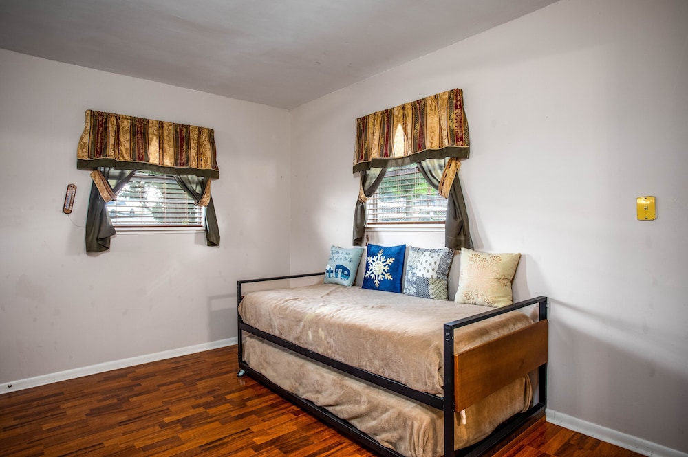 White Cottage | Pet-friendly | Peaceful - Texas