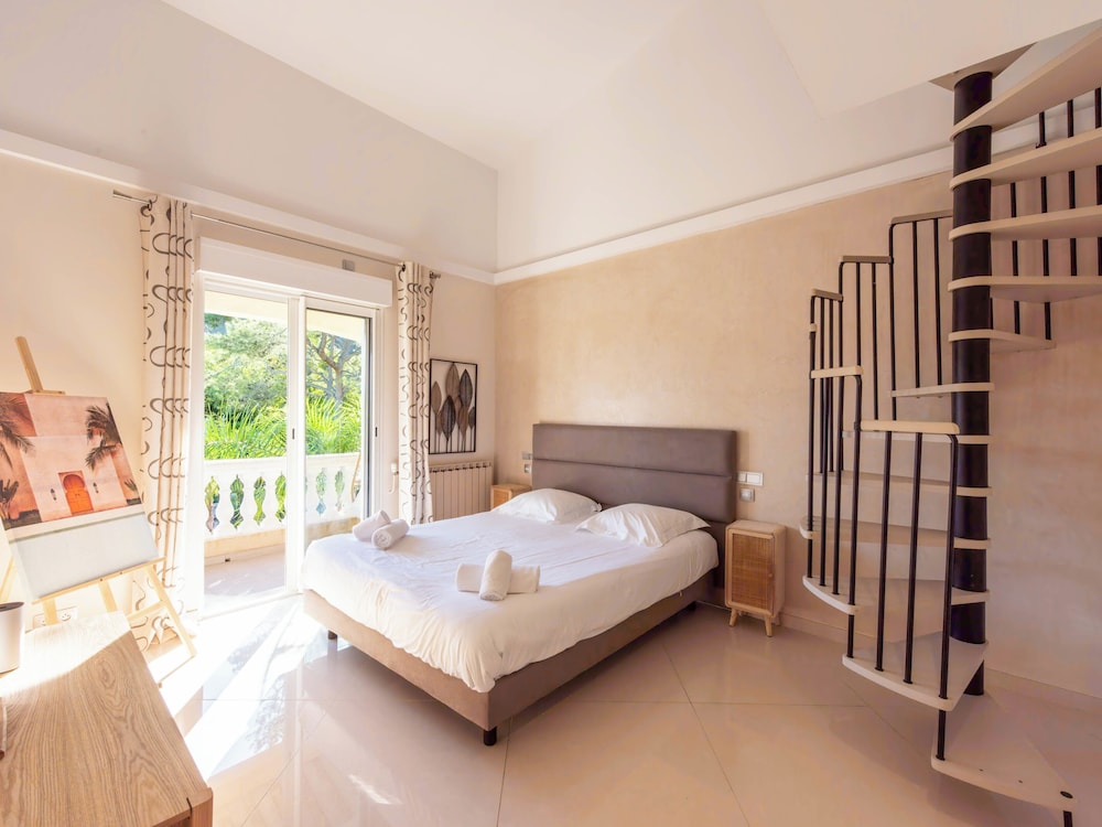 Villa 330m2, 6 Chambres, Piscine Chauffée Jacuzzi - Antibes