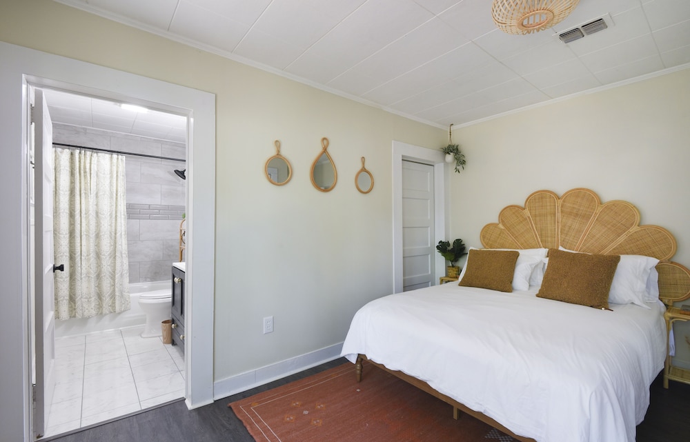 Bungalow Style Home - 10 Min Walk To Beach! - Mississippi