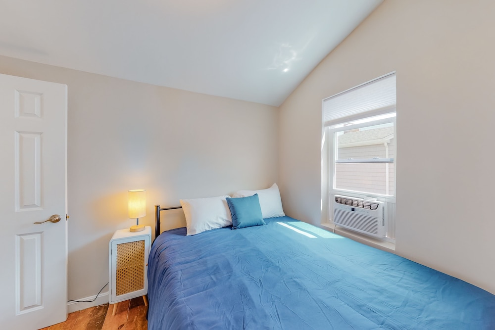 Updated 1930s Cottage With Great Deck - 2 Blocks To Beach, Dining & Shopping - Kensington, NH