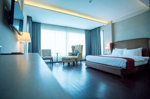 Suite-Estúdio Premium | Minibar com produtos grátis, secretária, cortinas/cortinados opacos 