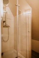 Quarto Quádruplo Clássico | Casa de banho | Um polibã, um secador de cabelo, toalhas fornecidas, sabão 