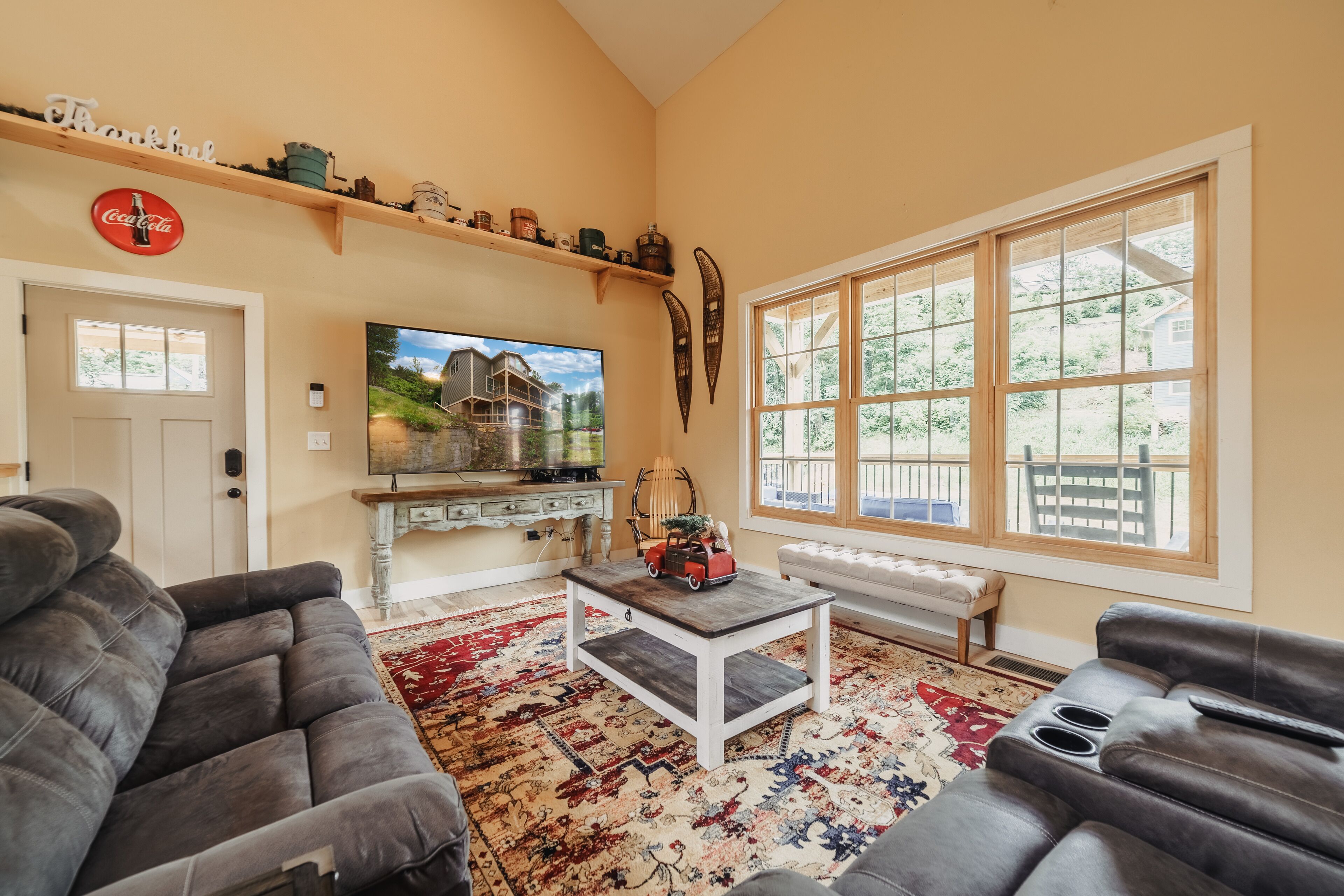 Location! 1/2 Mile To Downtown, 5 Bdrs & Hot Tub - Gatlinburg, TN