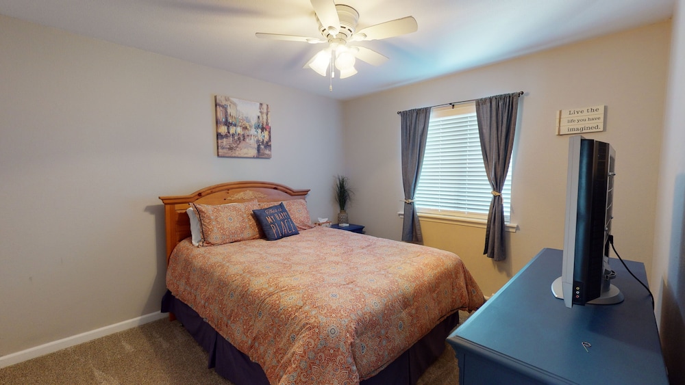 Walk-in Condo! Enjoy The Lake Life, 3b/2b Sleeps 9, 2 Pools, Boat Slip & Beach! - Missouri