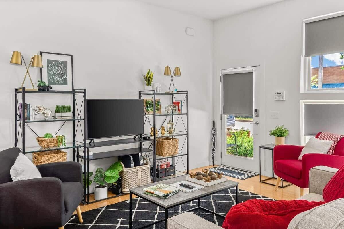 Modern 2br Townhome Near U&nbsp;Of&nbsp;A & Dickson&nbsp;St  Free Parking! - Fayetteville, AR