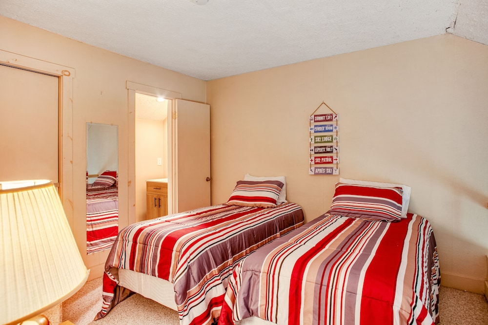 Treetop Condo Near Golf + Skiing With Deck, Grill, Fireplace, & Washer/dryer - Pocono Mountains, PA