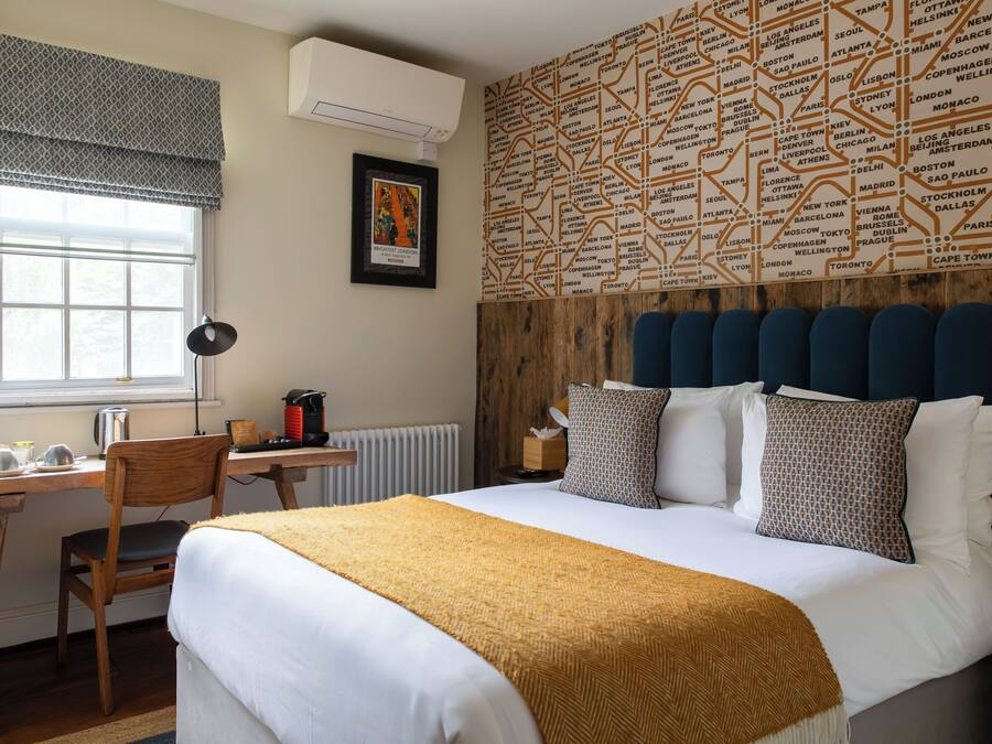 Quarto Duplo | Roupa de alta qualidade, secretária, ferro/tábua de engomar