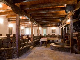 2 restaurantes, pequenos-almoços servidos, cozinha europeia moderna 