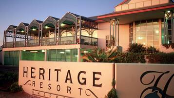 Fachada do alojamento (tarde/noite)