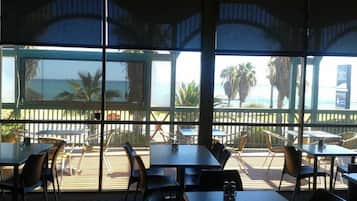 Pequenos-almoços, almoços, jantares servidos, com vista para o oceano