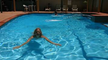 Piscina exterior, espreguiçadeiras