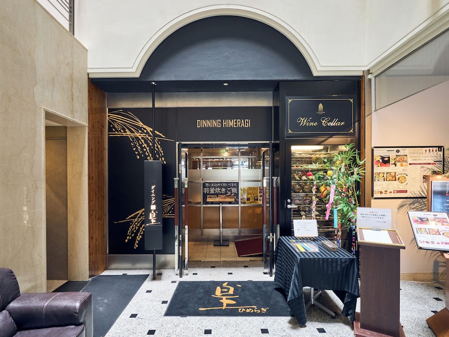 3 restaurantes, que servem almoços, jantares, também cozinha japonesa