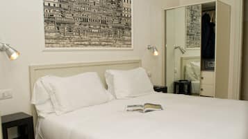 Quarto casal clássico | Roupas de cama premium, cofres nos quartos, escrivaninha