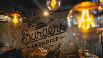 2 restaurantes, pequenos-almoços servidos, cozinha turca