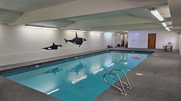 Piscina interna, espreguiçadeiras