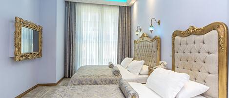 Quarto com duas camas, um espelho grande e um candelabro.