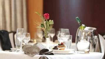 Pequenos-almoços, almoços, jantares servidos, cozinha internacional