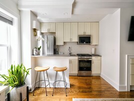 Geladeira grande, micro-ondas, cooktop, cafeteira/chaleira