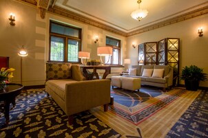 Área de estar no saguão