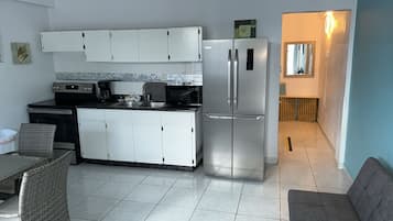 Quarto Standard | Cozinha privada | Um frigorífico, um micro-ondas, uma cafeteira/bule